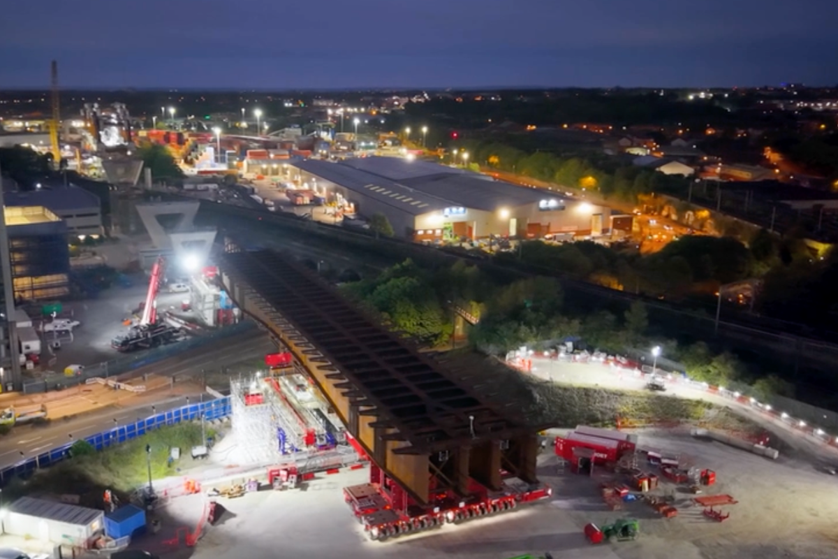 HS2 engineers move massive 1,631 tonne steel bridge…