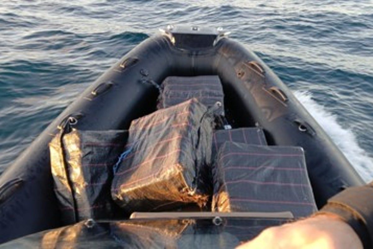 Moment drugs gang chased by police onto UK beach to…