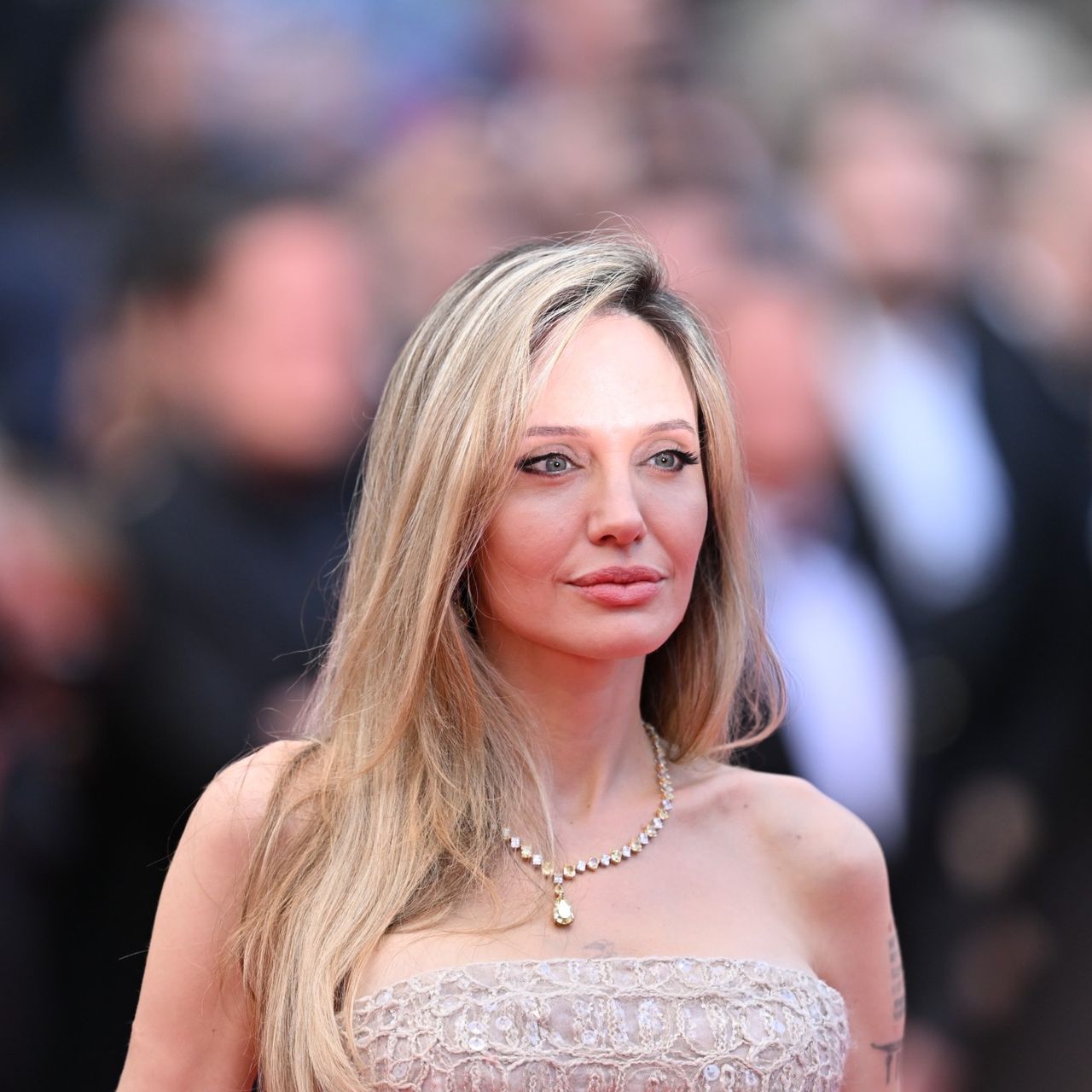 Angelina Jolie's Blonde Bob Is My New Hyperfixation