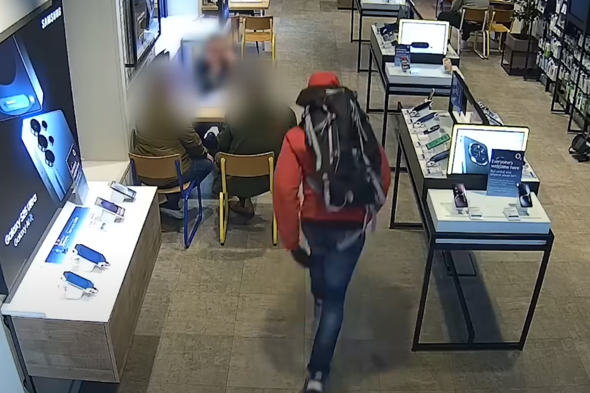 Gang of masked phone thieves burst into O2 store in…