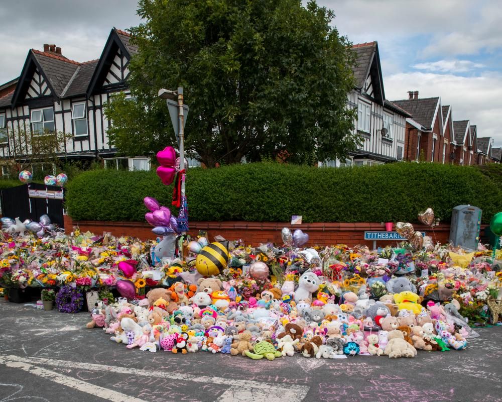 Southport dance teacher who shielded child in toilet…