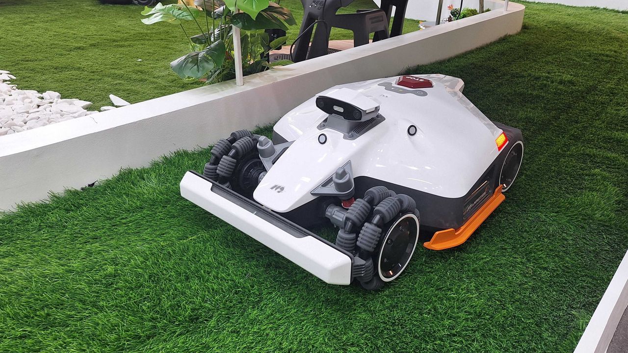 This new robot mower switches between LiDAR, RTK and…