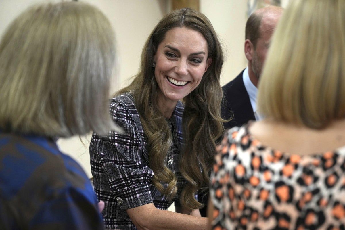 Kate speaks with pupils in unplanned stop during visit…