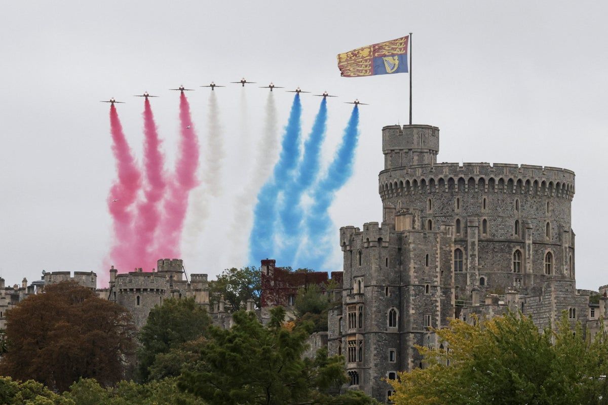 Watch: Spectacular Red Arrows flypast over Windsor for…