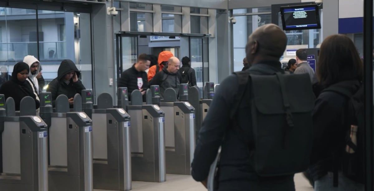 Revealed: Contactless bank card scam letting 26,000…