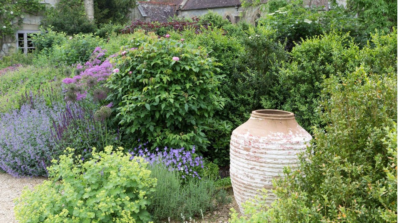 How to reuse old planters in the garden – 5 beautiful…
