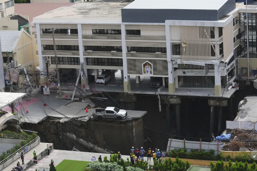 Massive sinkhole in Thailand: Bangkok road collapse…