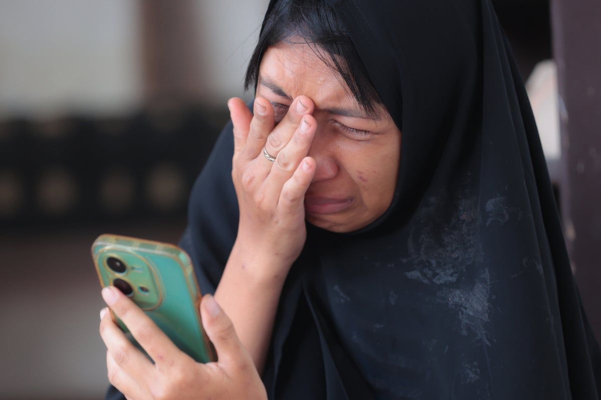 Indonesia school collapse: Rescuers race to save 91…