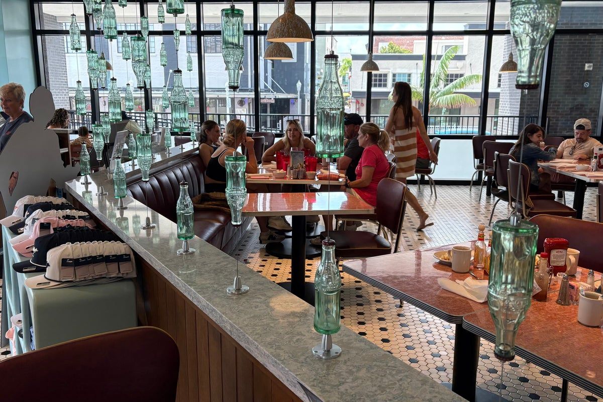 Hero waiter foils potential bloodbath after…