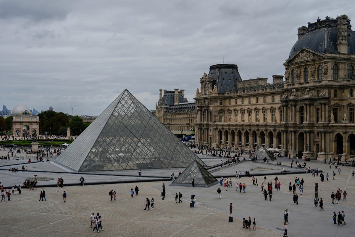 Louvre Museum closes after theft