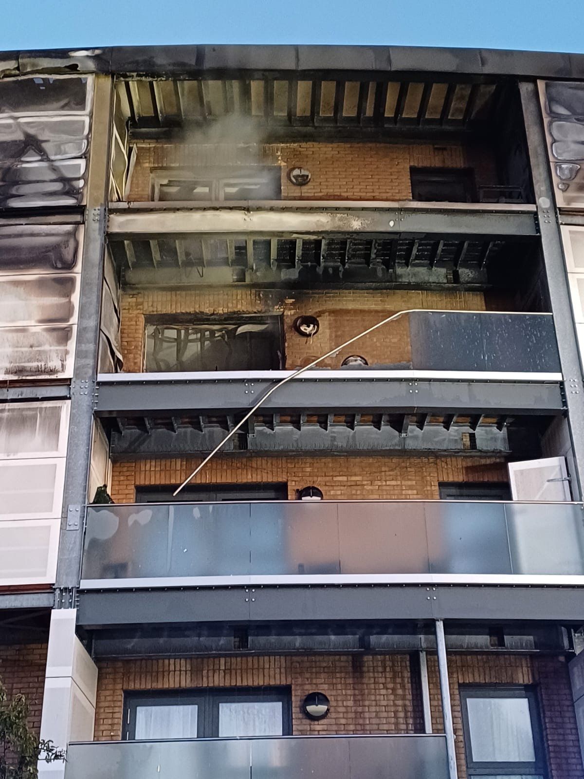 Rainham fire: Large blaze rages at block of flats in…