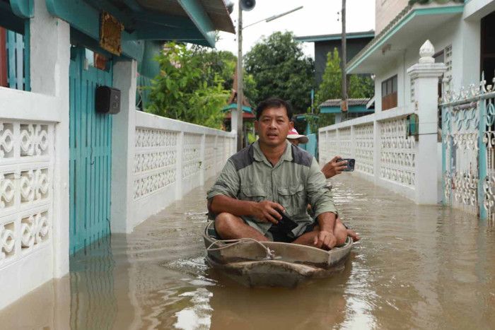 Most of Thailand under flood alert; Vietnam closes…