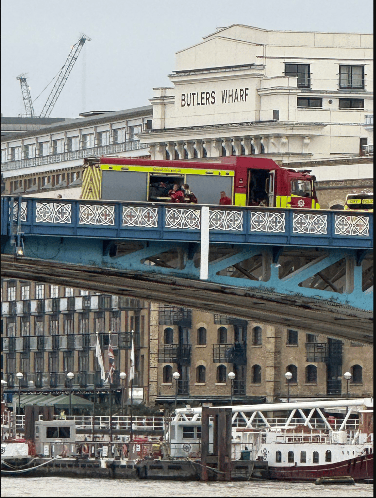 Tower Bridge closed as police and fire brigade respond…