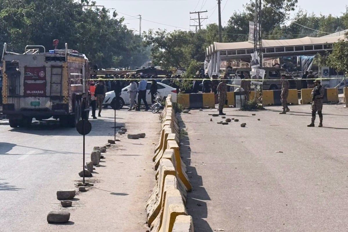 A car bomb outside an Islamabad court kills at least…