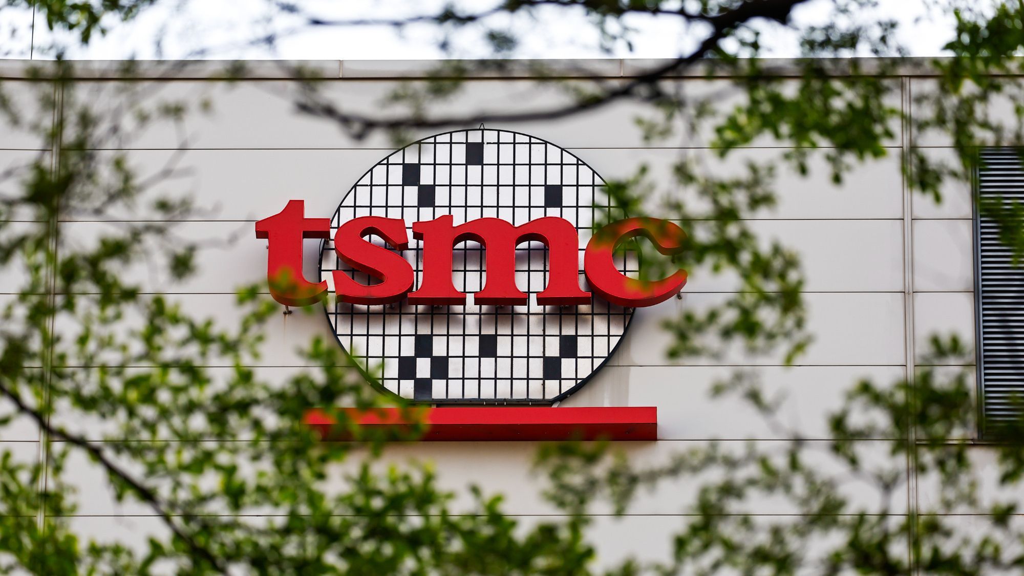 Ex-TSMC Executive Allegedly Takes 2nm Data to Intel:…