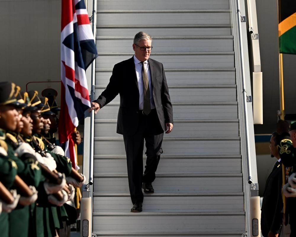 Starmer accuses ‘spineless’ Farage of failure to…