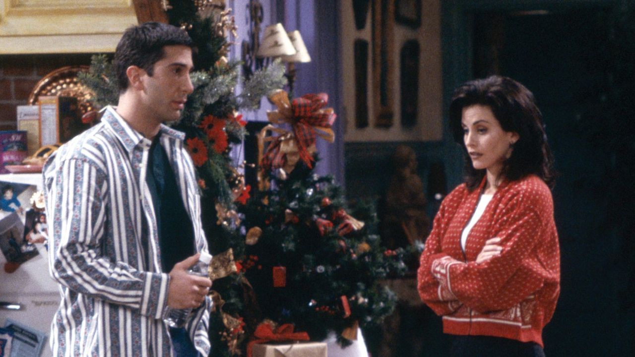 Courteney Cox’s 90s ‘Friends’ Christmas Tree Trend Is…