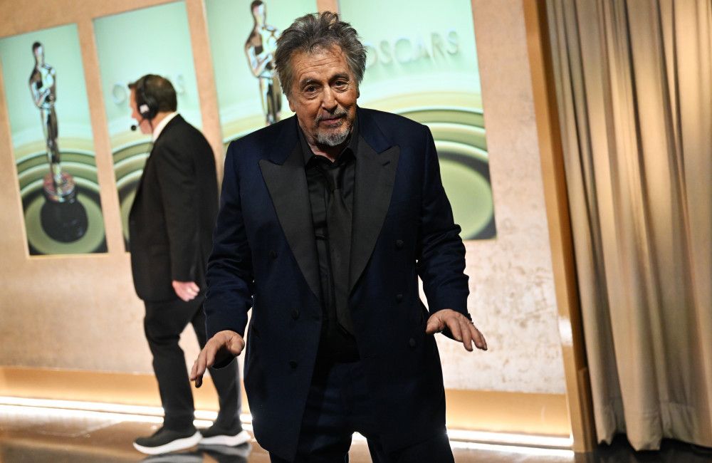 Al Pacino is 'not married' despite sporting a ring on…