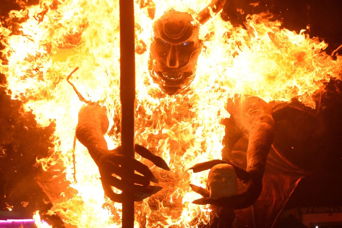 Decapitated Trump effigy burned at annual Christmas…