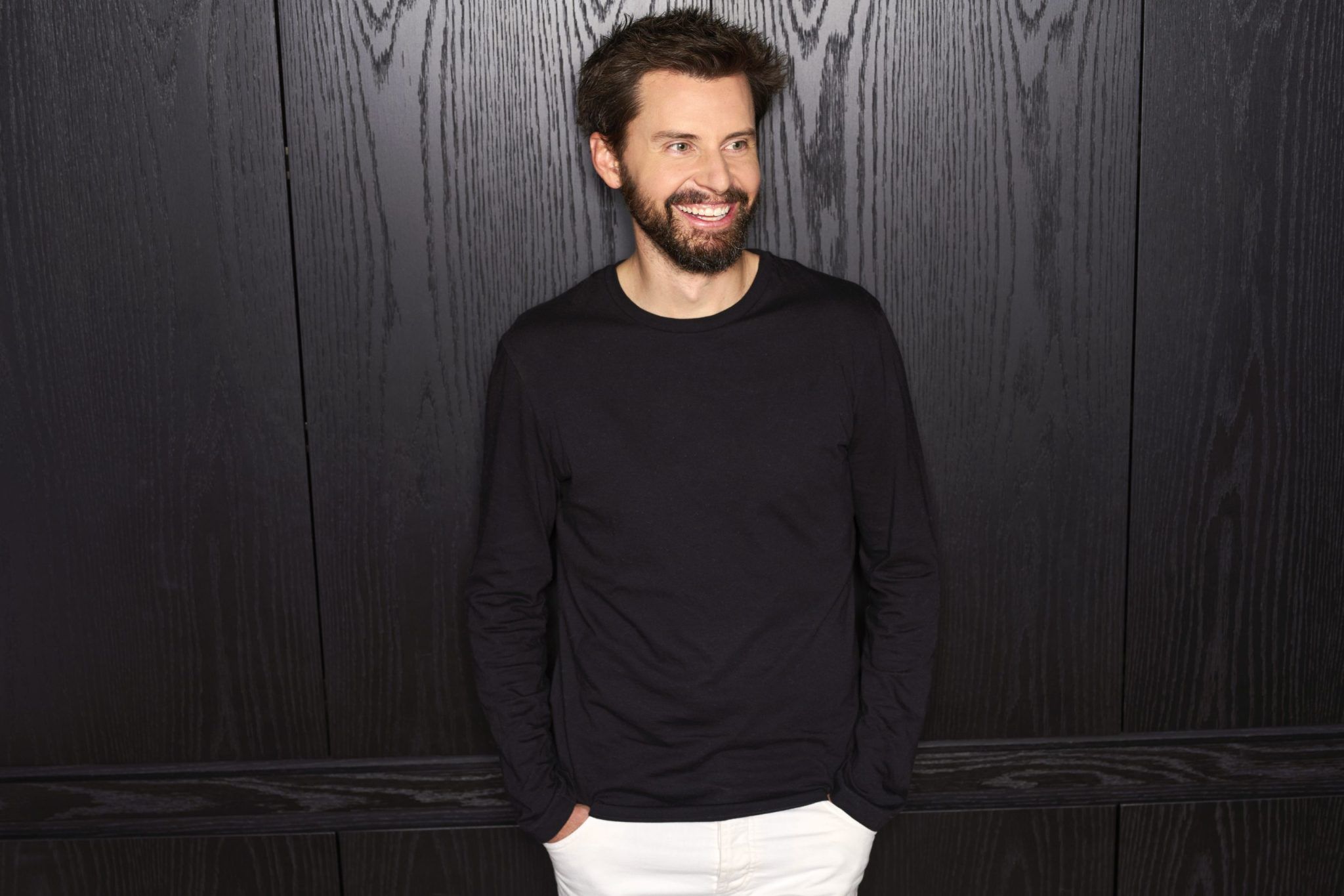 Hinge CEO says he bribed students with Kit Kats to get…