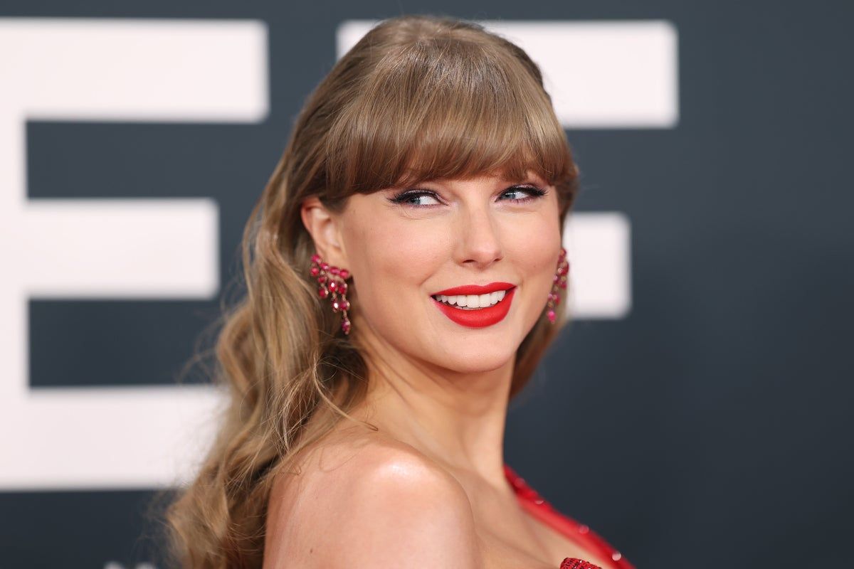 Taylor Swift stuns at best friend’s wedding in…