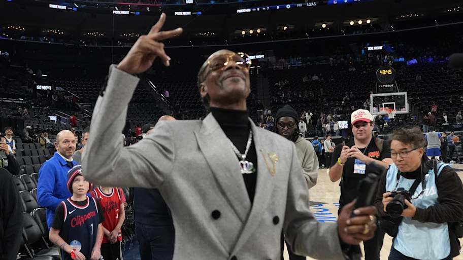 Sports Illustrated - NBA Fans Loved Snoop Dogg’s Live…