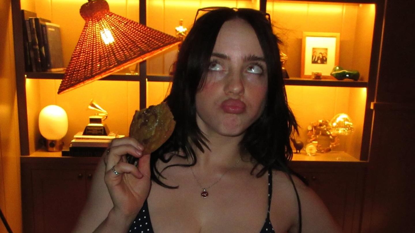 'I'll Sell My Soul': Billie Eilish 'Hey' Selfie…