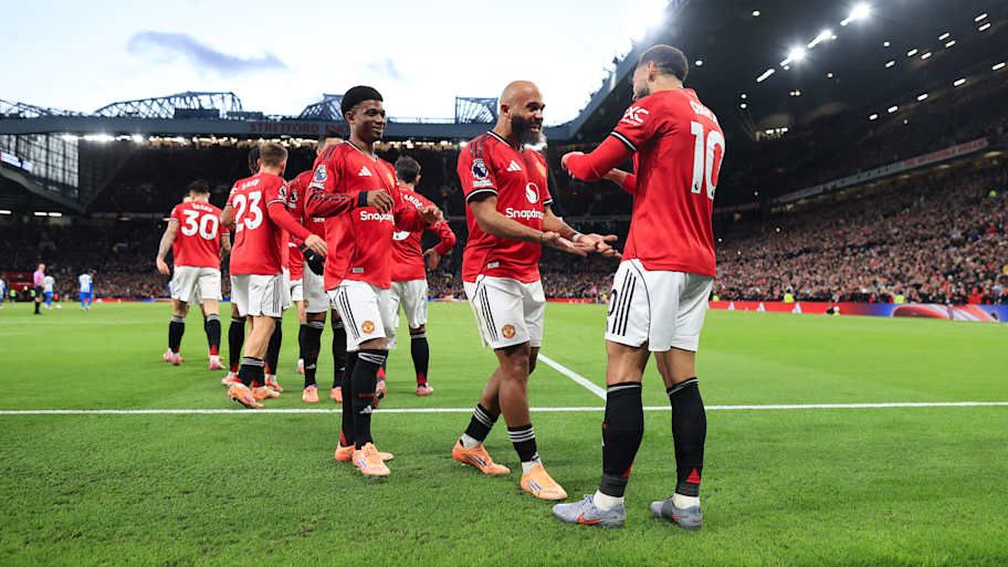 Sports Illustrated - Man Utd Handed Huge Selection…