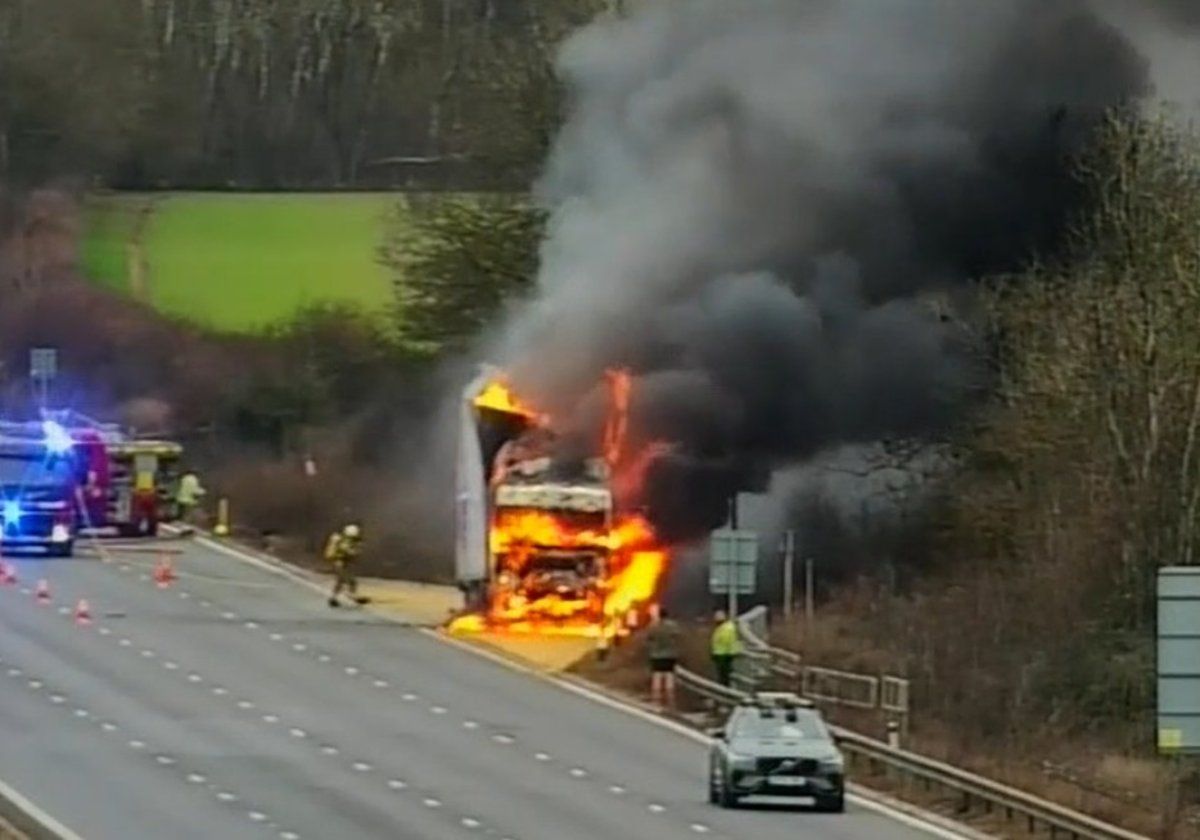 M1 grinds to halt due to huge lorry fire with drivers…