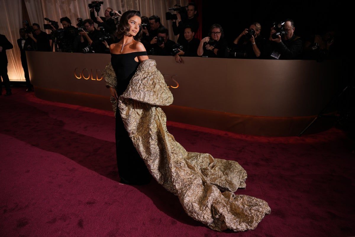 See photos of stars arriving for the 2026 Golden Globe…