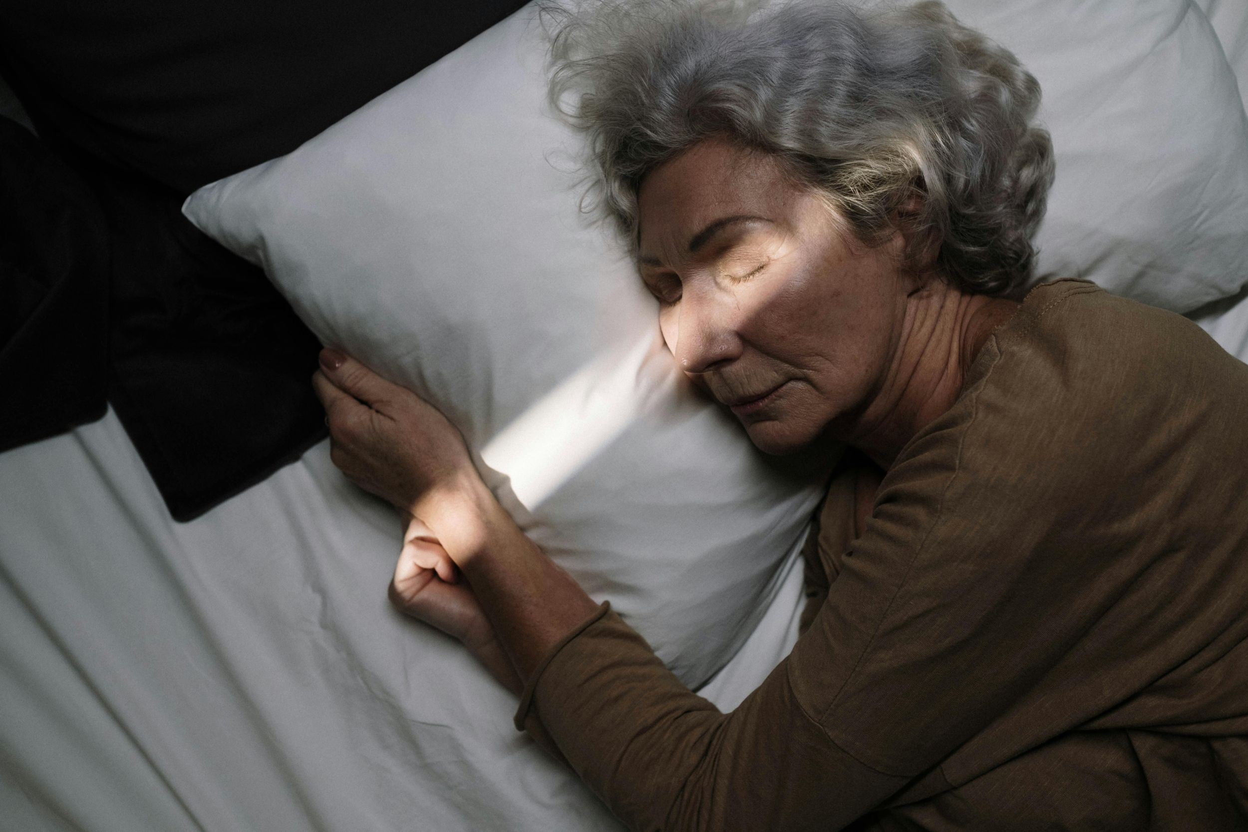 Why Seniors Wake Up Early: Understanding Sleep…