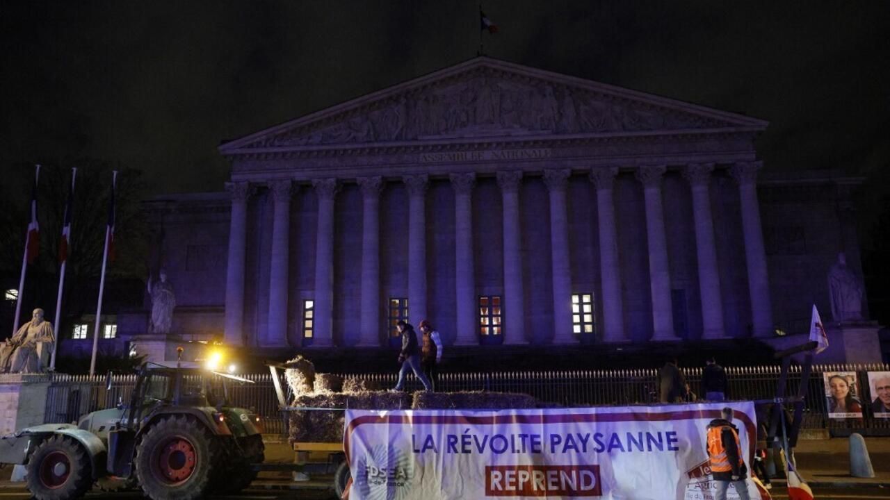 Hundreds of tractors roll into Paris as farmers…