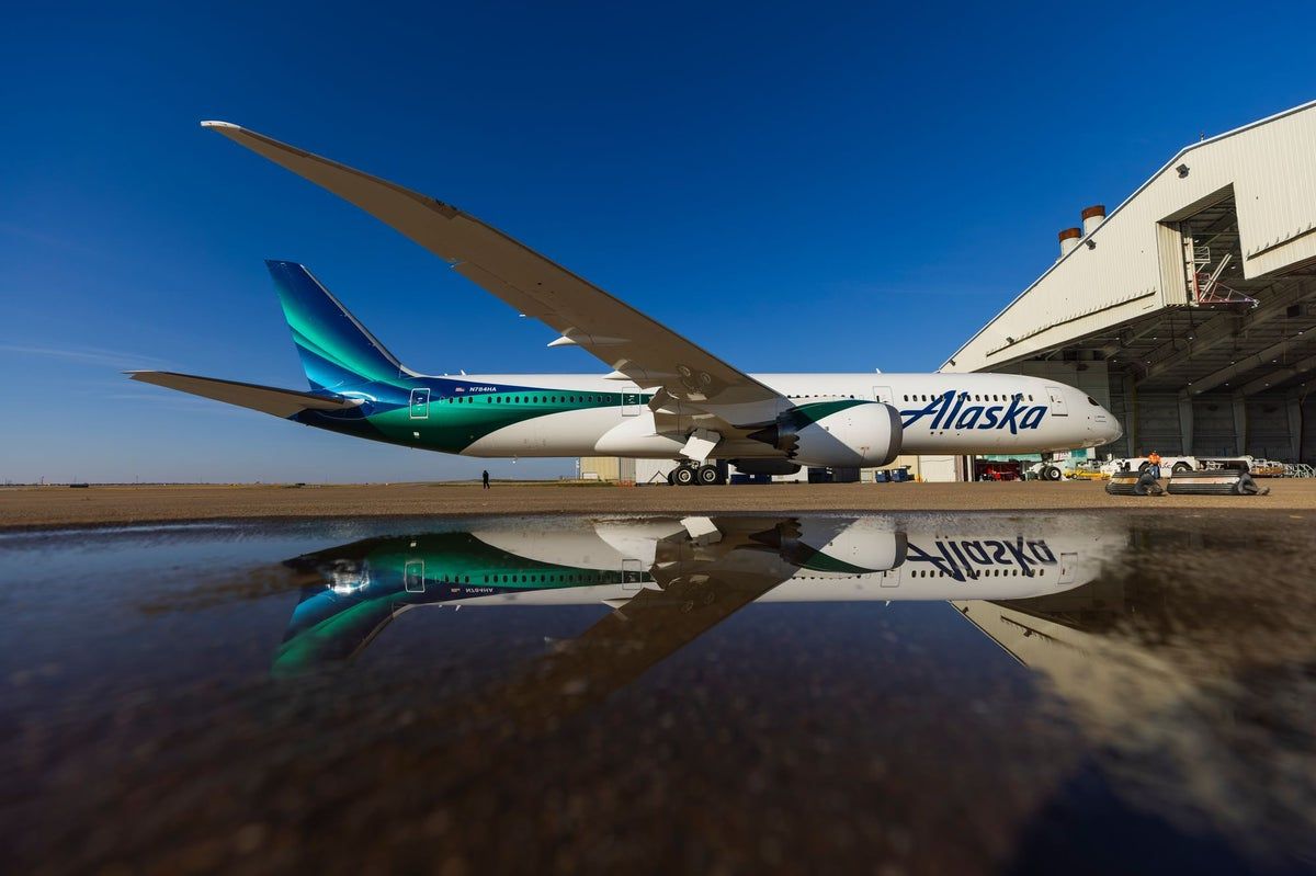 First Alaska-branded widebody jet debuts as carrier…