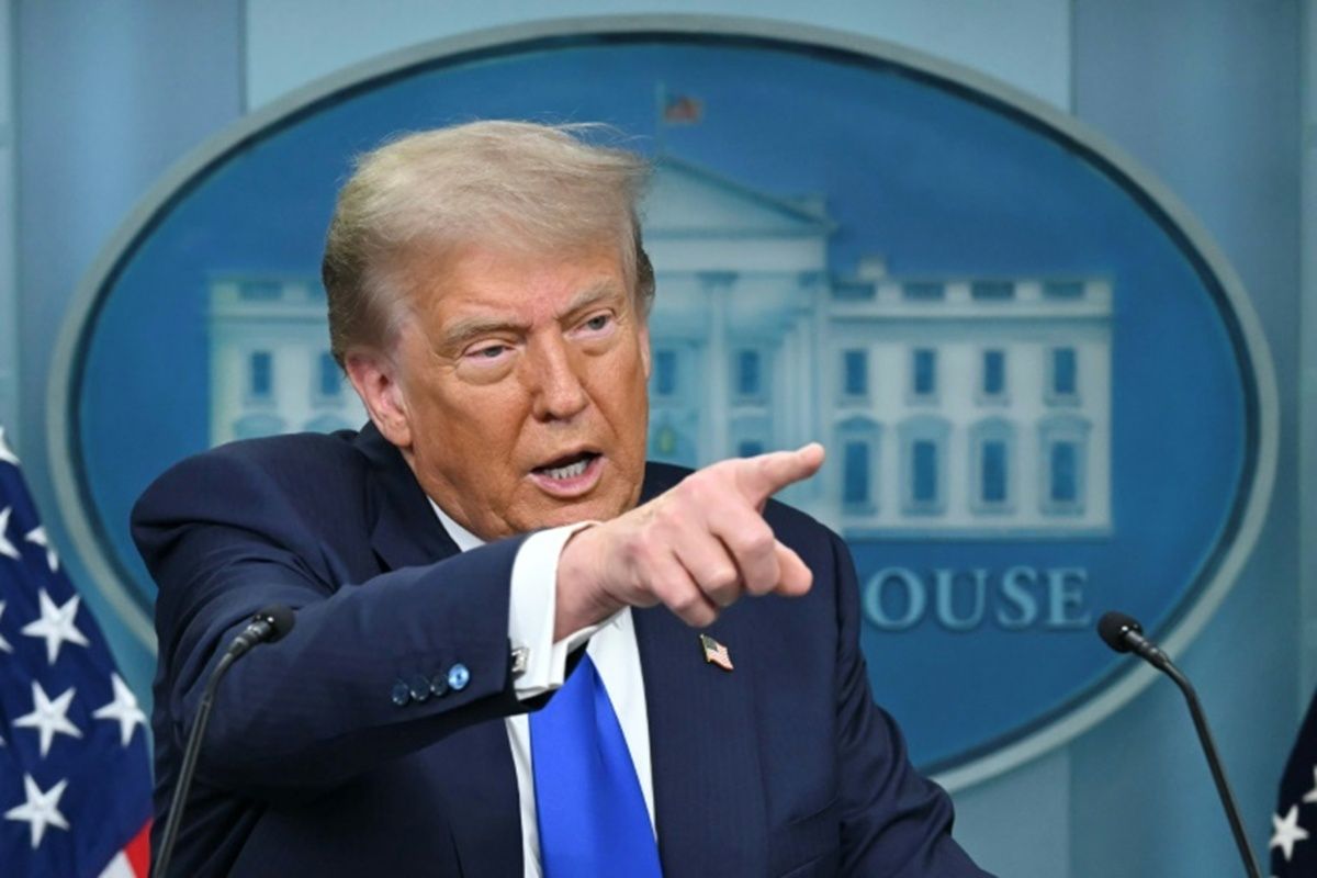 Trump Caught Giving Middle Finger as Heckler Yells…