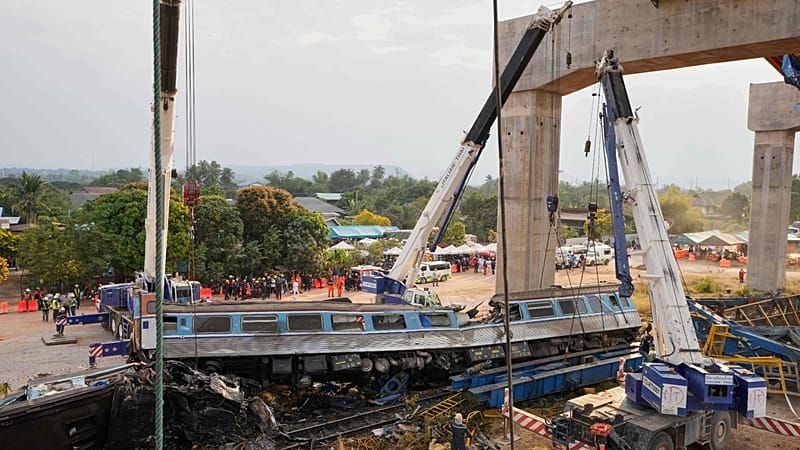 Crane falls on train in Thailand, killing at least 30…