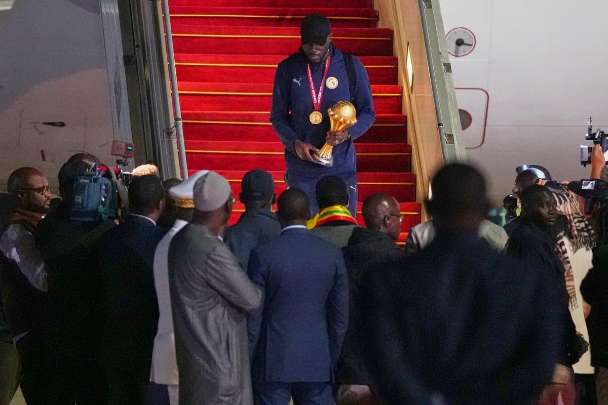 Senegal President greets team as triumphant players…