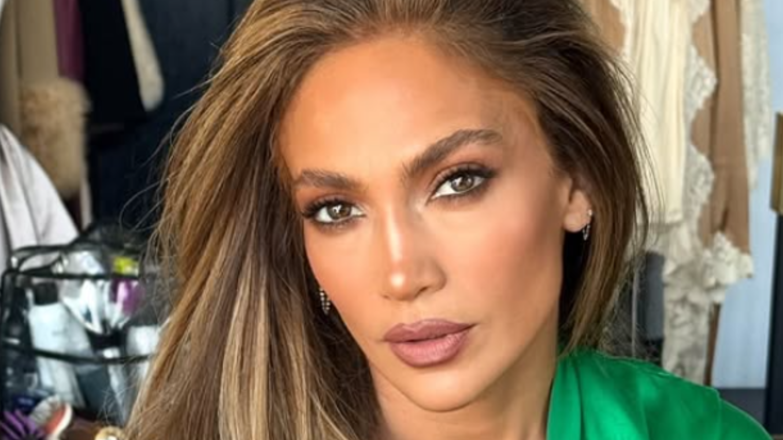 Jennifer Lopez Seen Giving Cash to Homeless Man in LA…