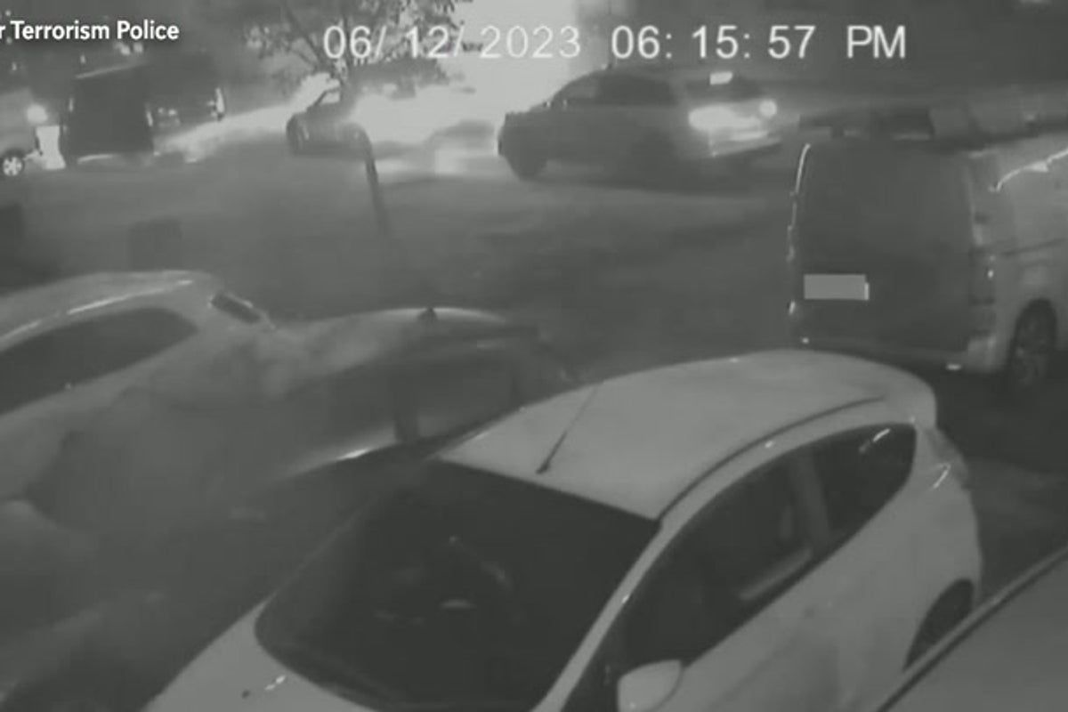 London ULEZ camera explodes as bus and cars drive…