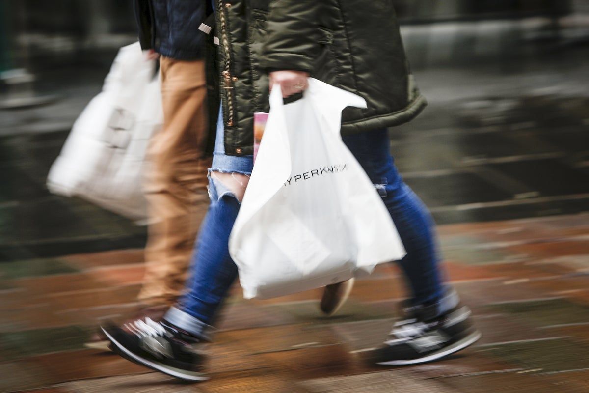 Warning issued over UK’s consumer confidence despite…