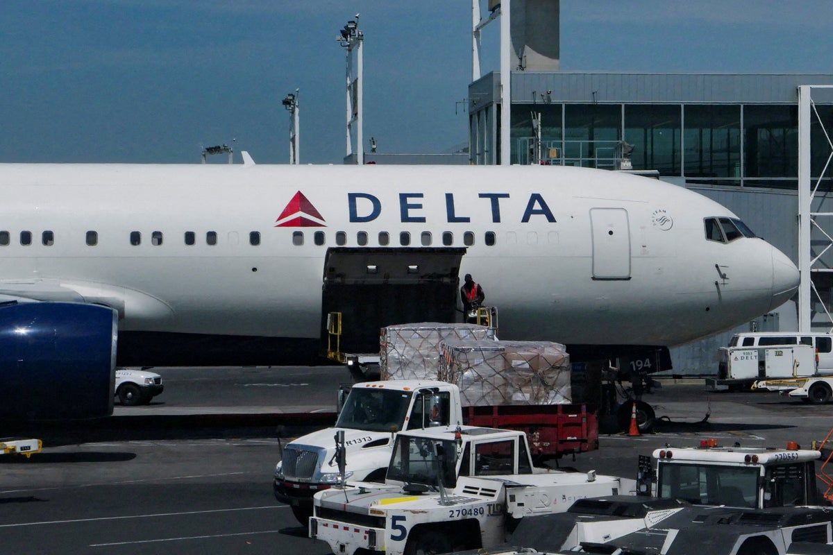 Delta flight attendants blocked a disruptive passenger…