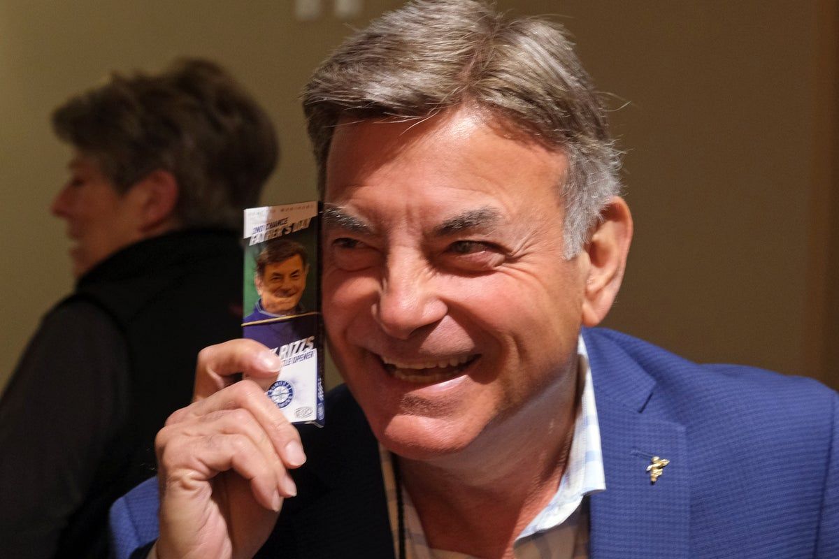 Seattle Mariners broadcaster Rick Rizzs reflects on…