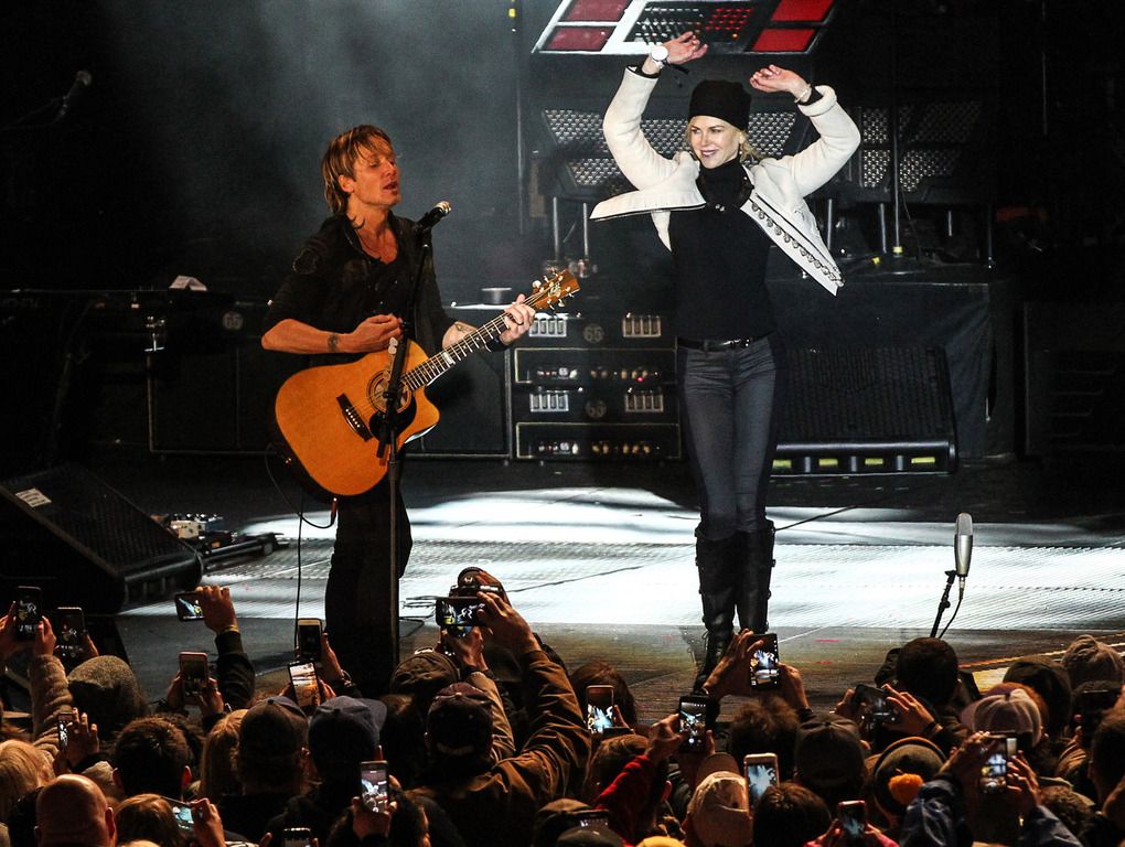 Nicole Kidman's dance at Keith Urban's NYE show…