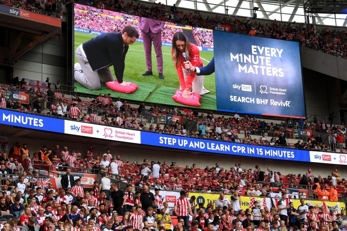 Why is every EFL fixture kicking off one minute late?