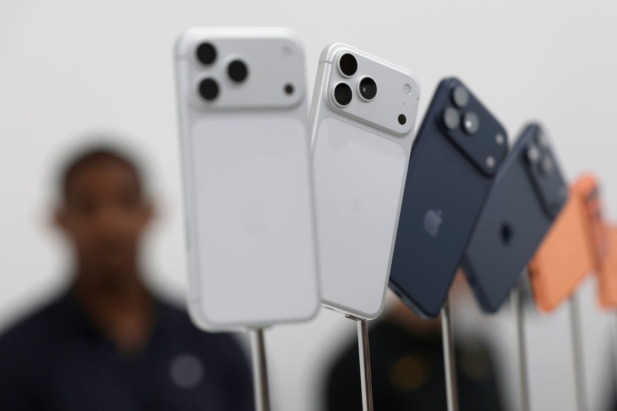 A new cheap iPhone is coming – and so is a Siri that…