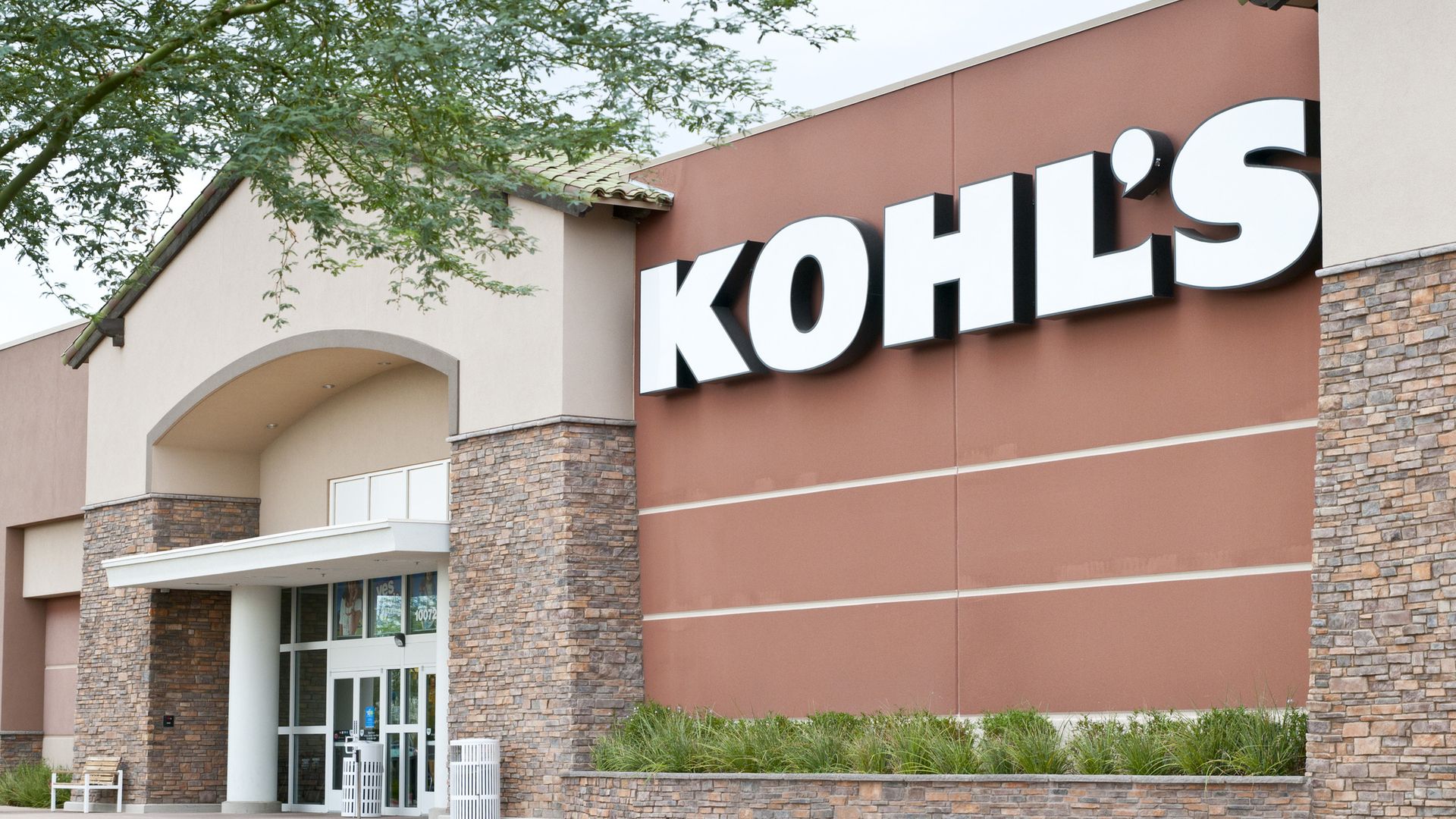 7 Kohl’s Winter-to-Spring Pieces Under $50 That Go…
