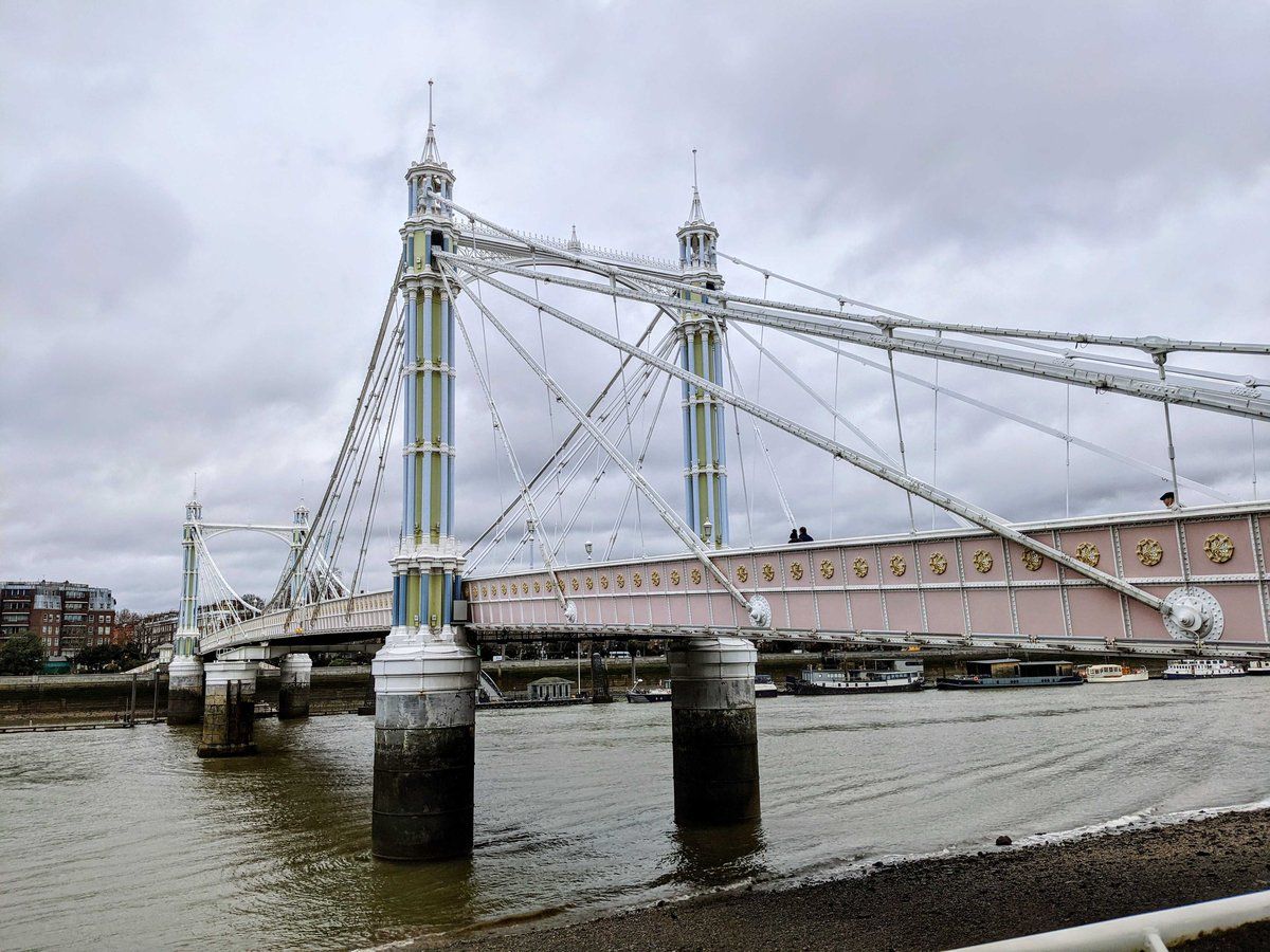 Albert Bridge remains closed to traffic after cracks…