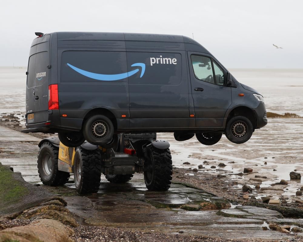 Amazon van gets stuck on Britain’s ‘most dangerous’…