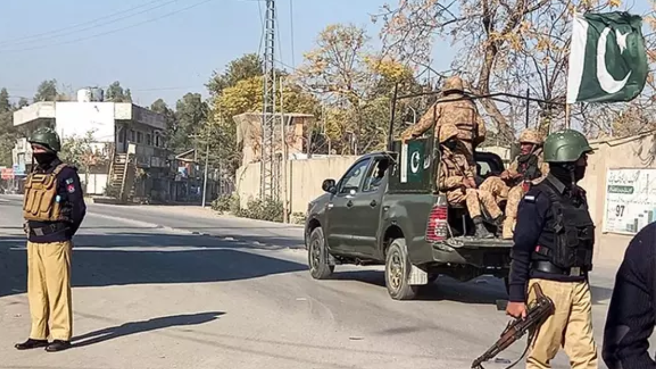 Pakistan: Suicide bomber rams explosive-laden vehicle…
