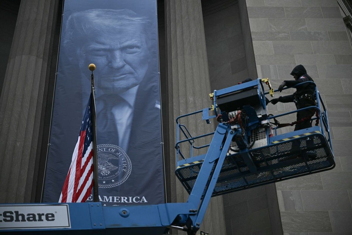 Giant Trump banner hanging outside DOJ building stirs…