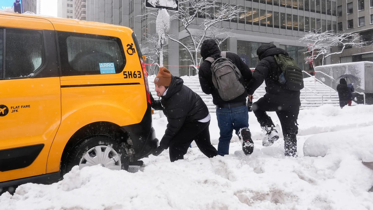 Winter storm hits US: 'Bomb cyclone' halts thousands…